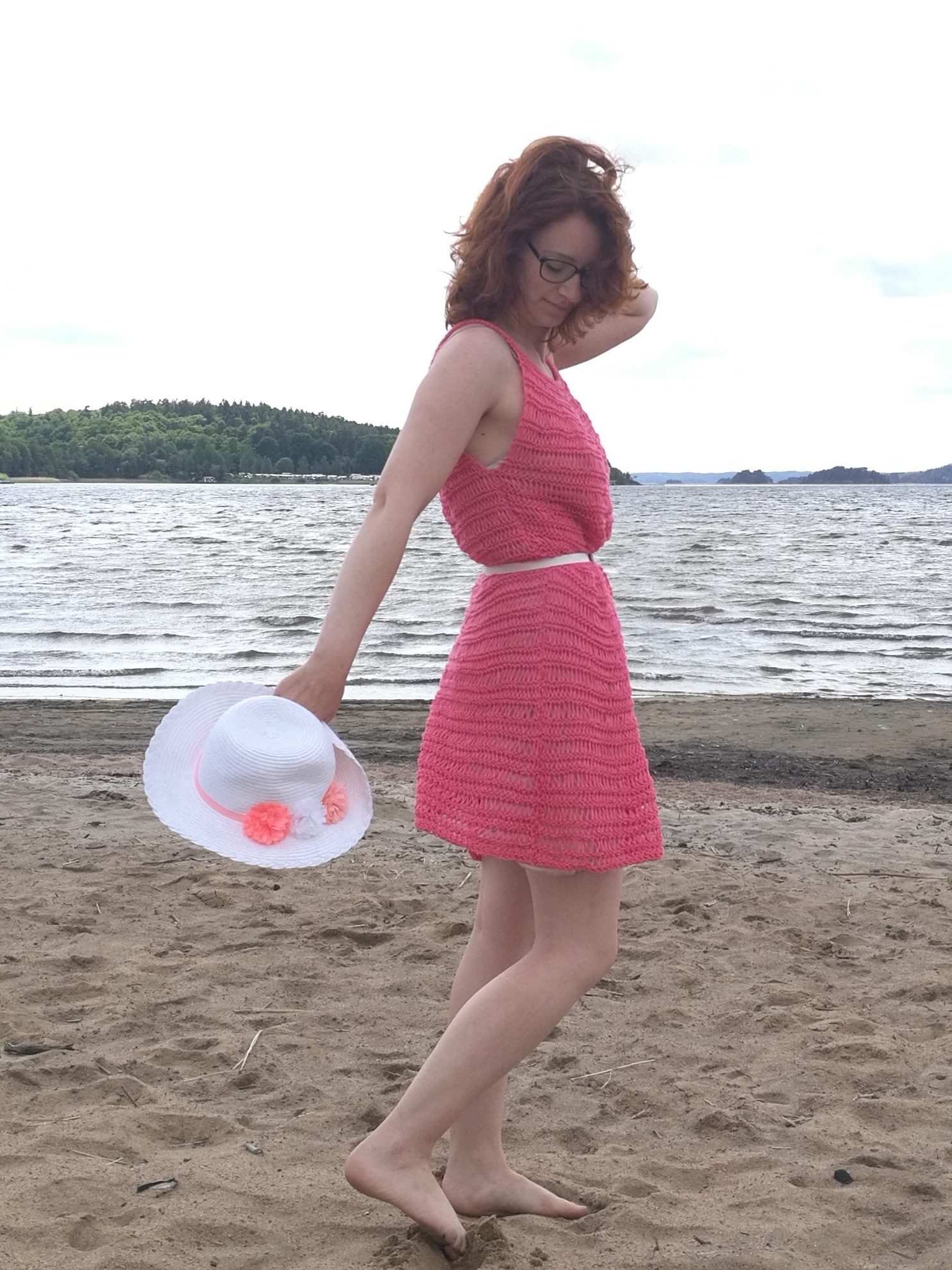 Snabbstickad klänning med tappade maskor | Falkgarn Gratis stickmönster